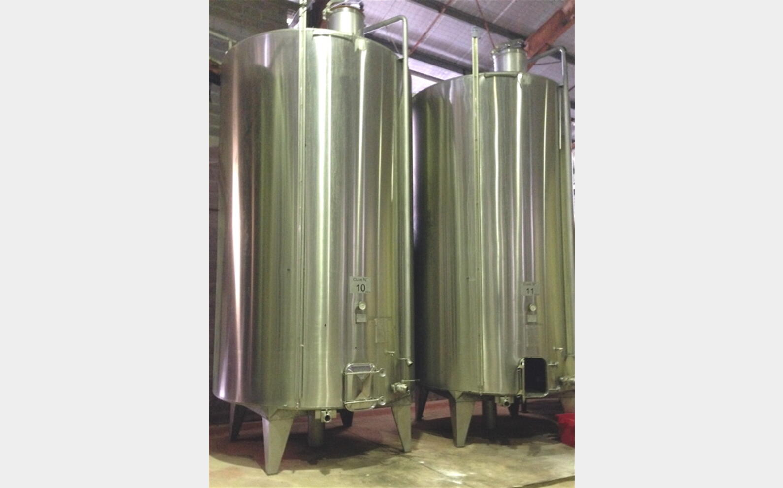 Cuve inox de vinification fermée - Volume : 30.000 litres (300 hecto) - Occasion